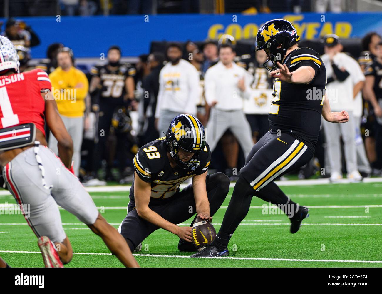 Arlington, Texas, USA. 29th Dec, 2023. Missouri Tigers place kicker ...