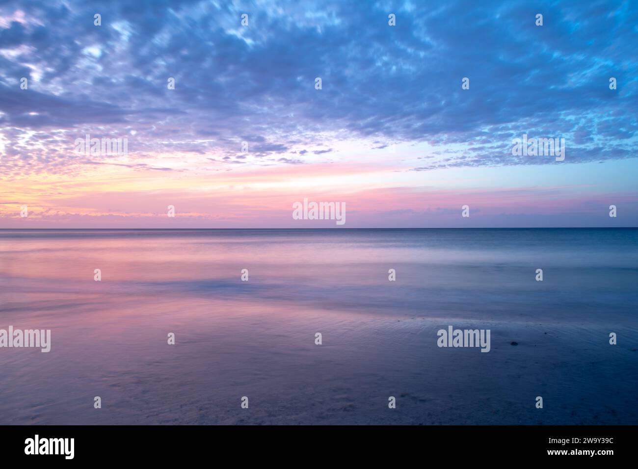 Pink cloud sunset over ocean hi-res stock photography and images - Alamy