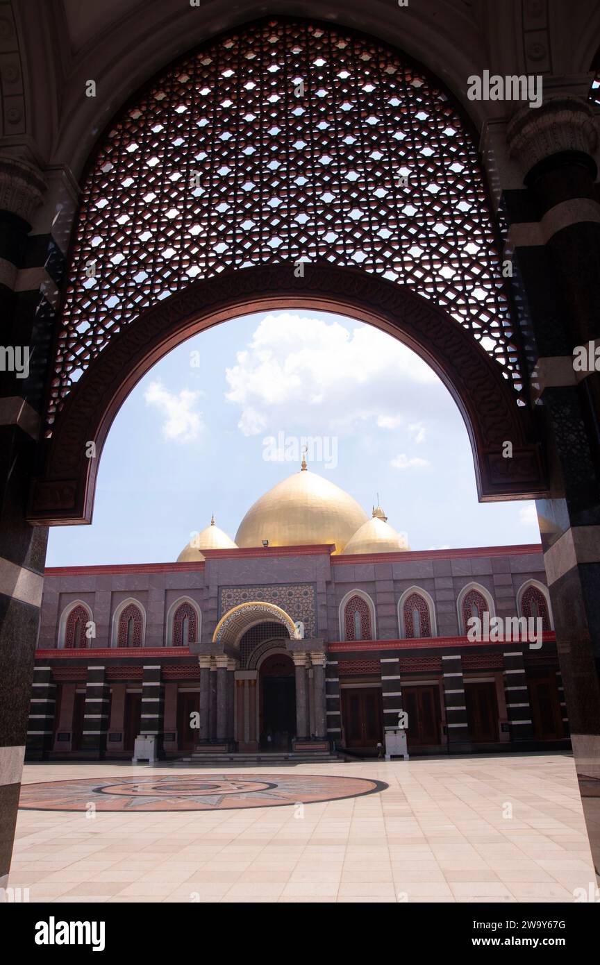 Courtyard and dome with geometric pattern facade, Dian Al-Mahri Mosque ...