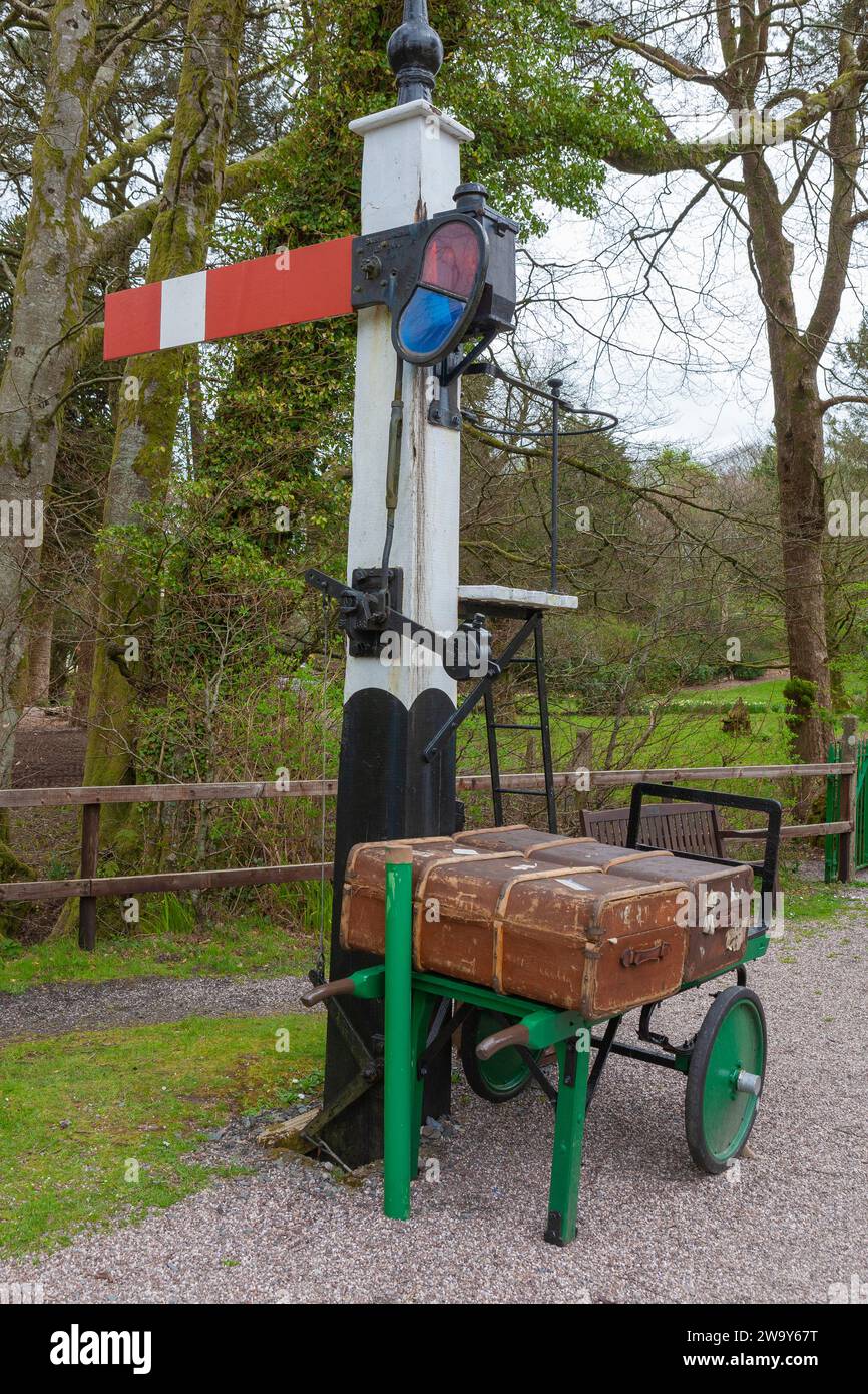 Porters trolley hi-res stock photography and images - Alamy