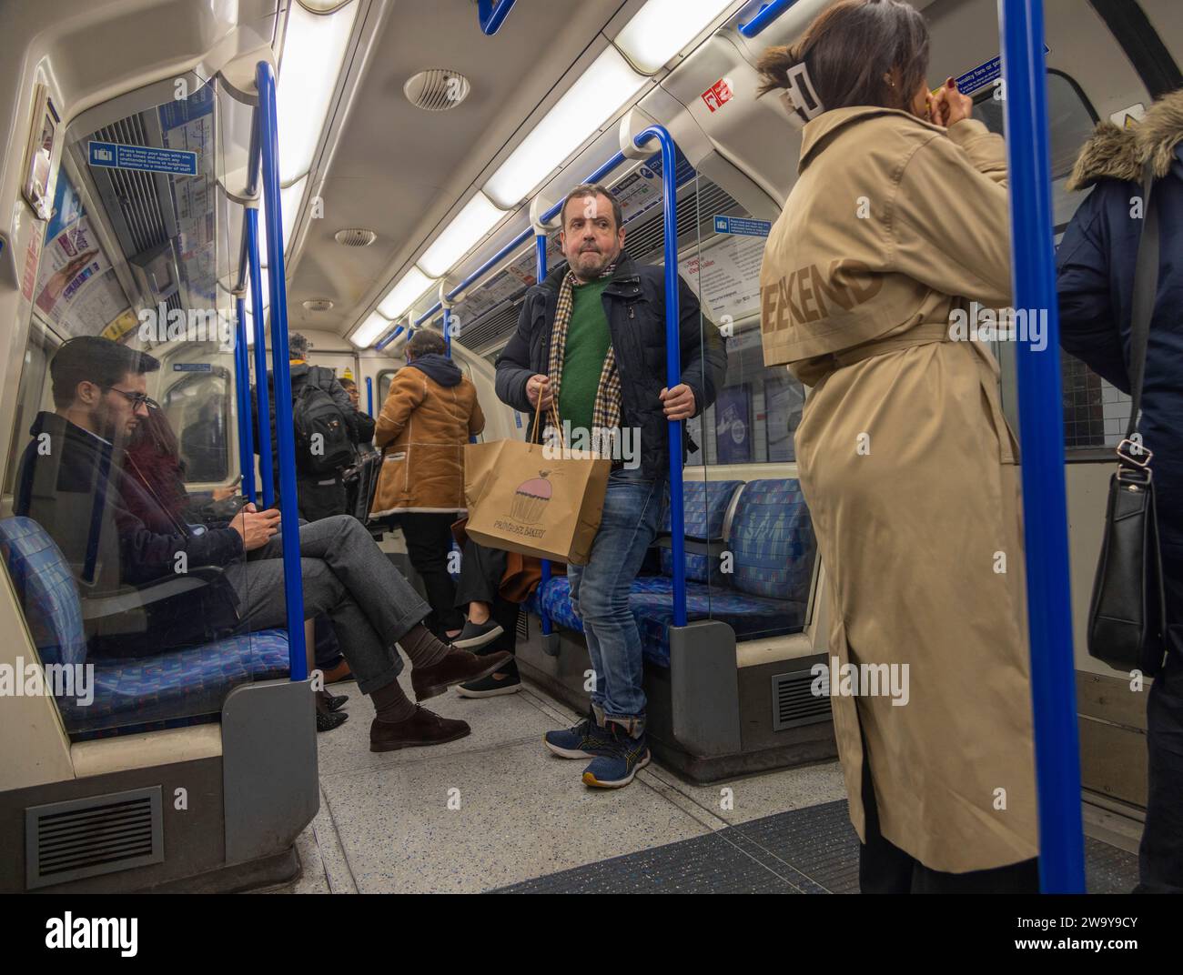 passengers waiting to disembark on London underground train Stock Photo ...