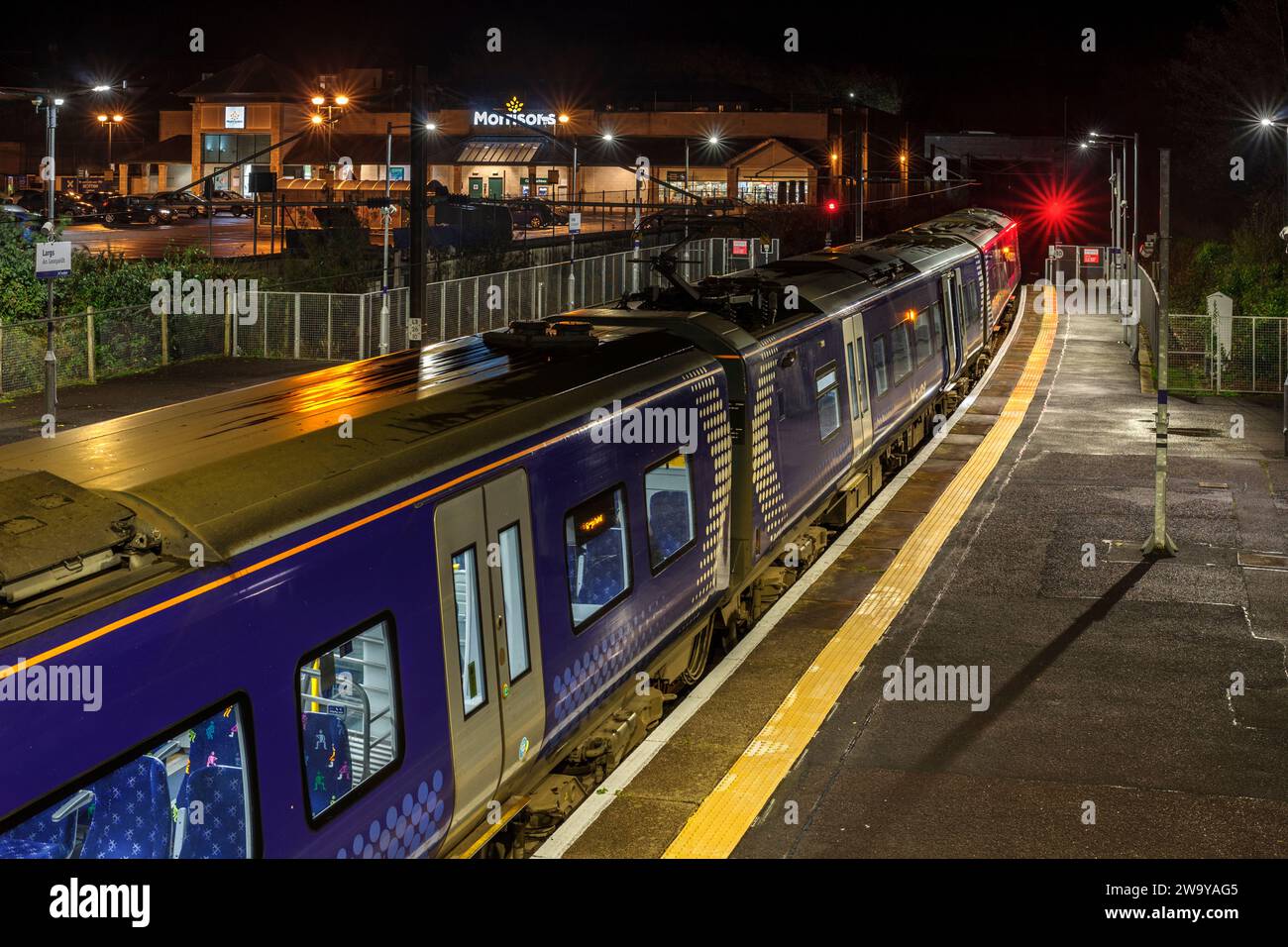Train stop red signal hi-res stock photography and images - Alamy