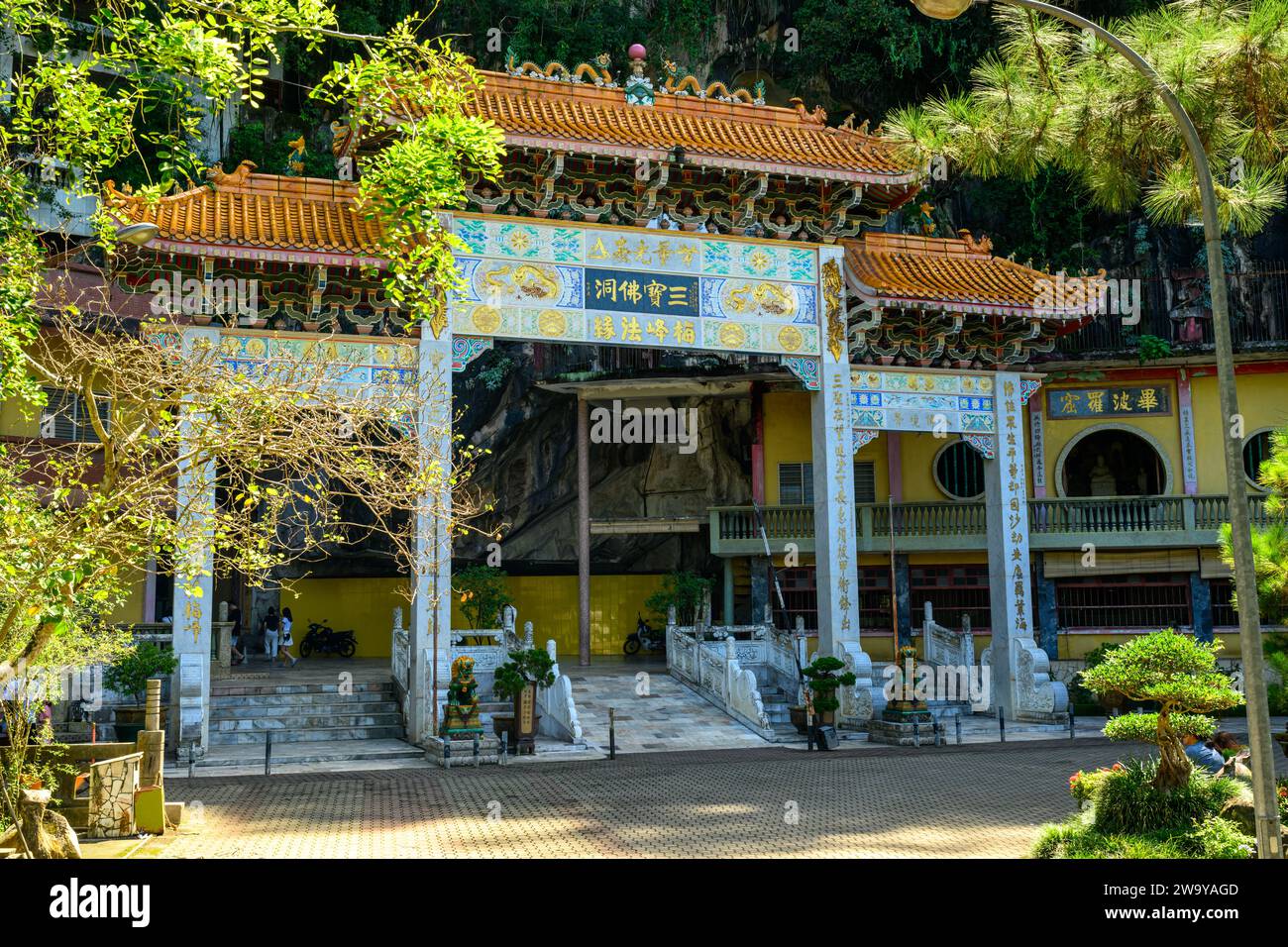 The main entrance to Sam Poh Tong Temple, Ipoh, Perak, Malaysia Stock ...