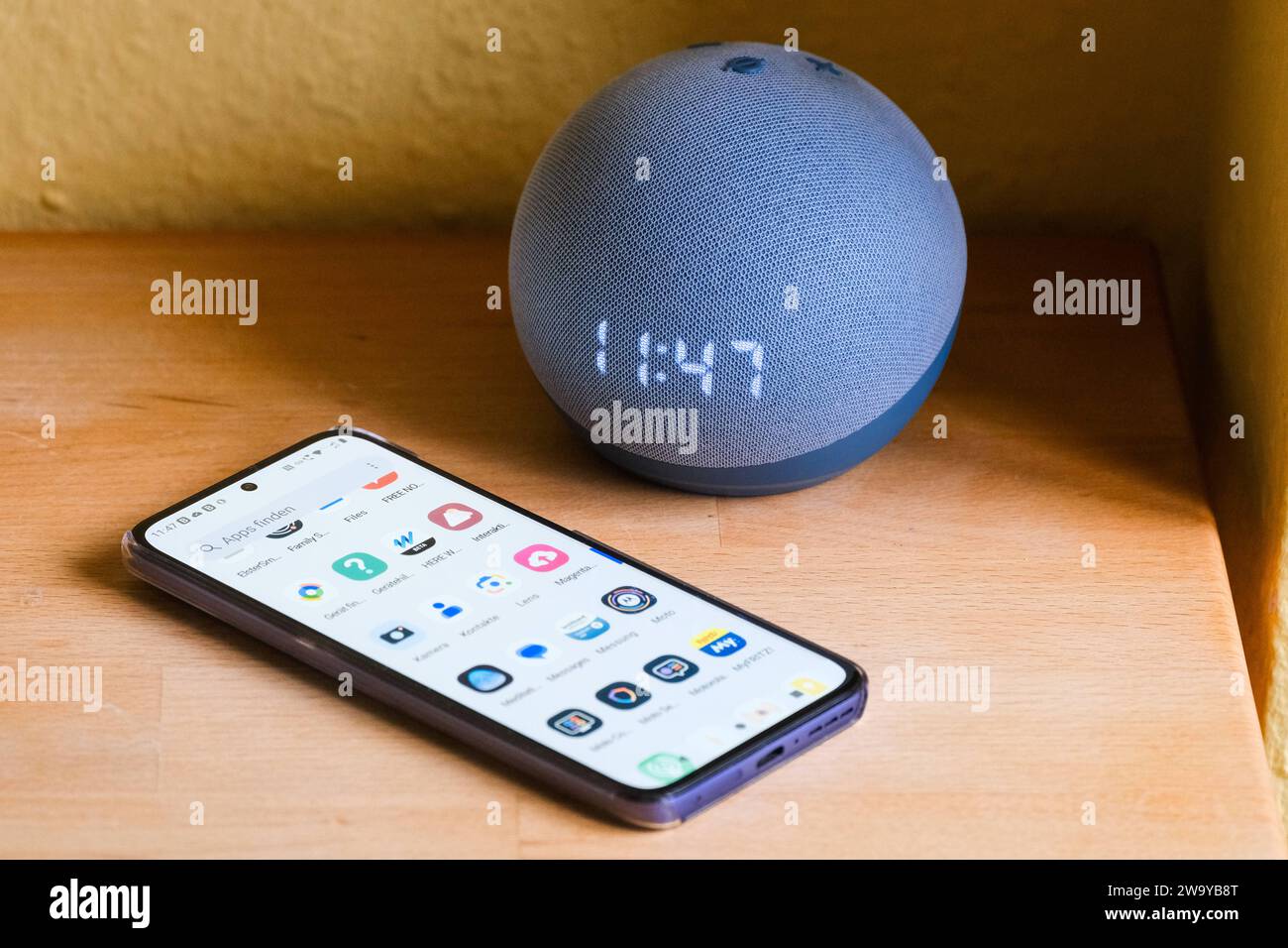 Düsseldorf 31.12.2023 Amazon Prime Alexa Echo Dot intelligenter smarter Lautsprecher ...