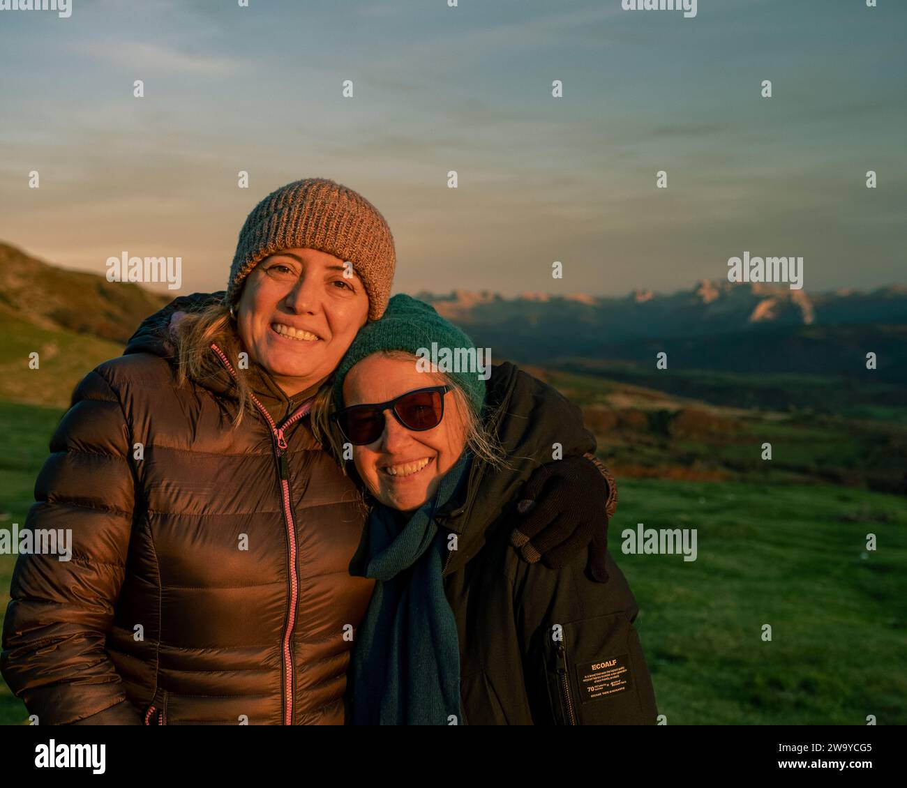 Portrait of two friends hi-res stock photography and images - Alamy