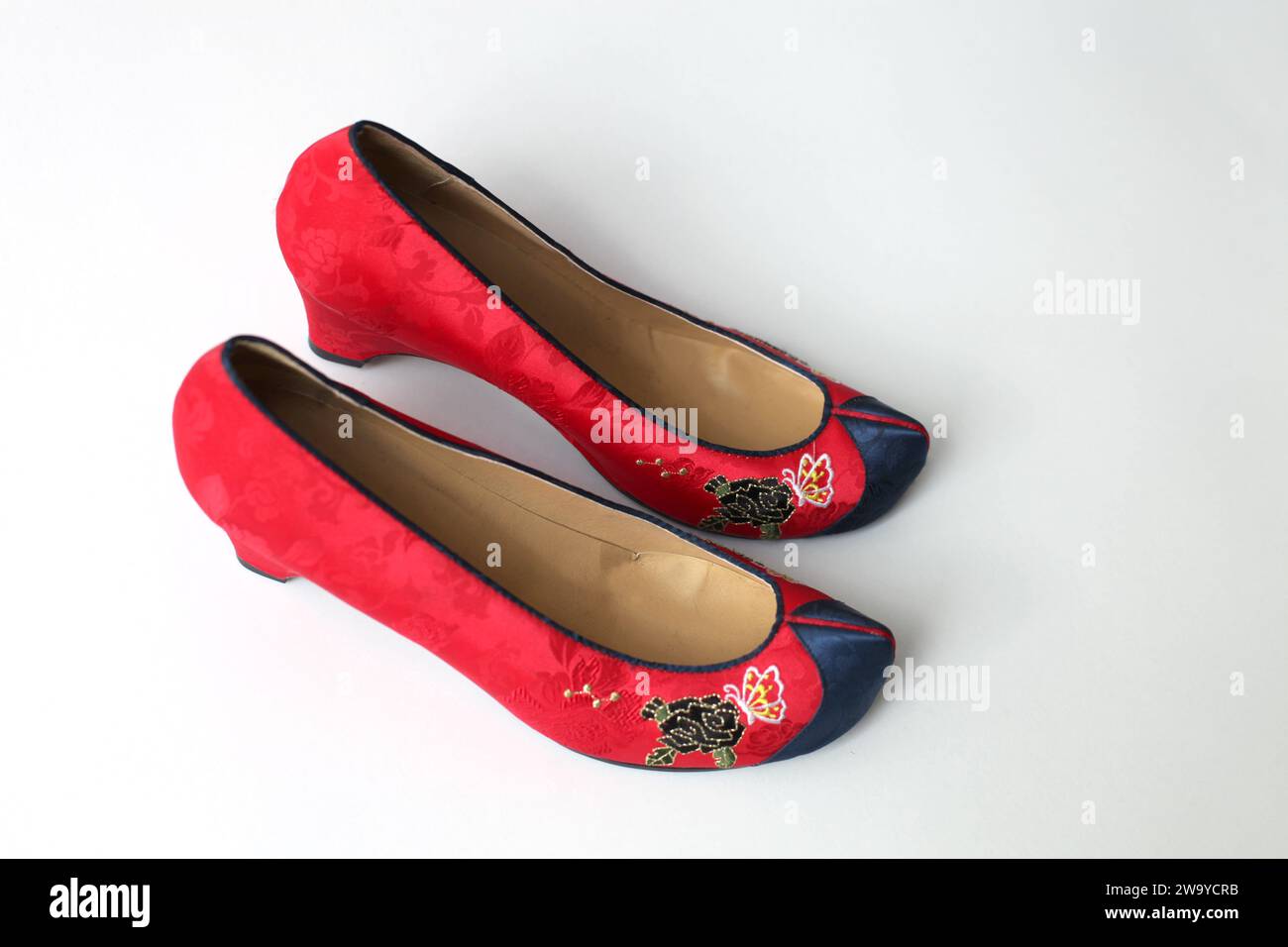 Traditional Korean Gomusin shoes. Women's gomusin are called danghye ...