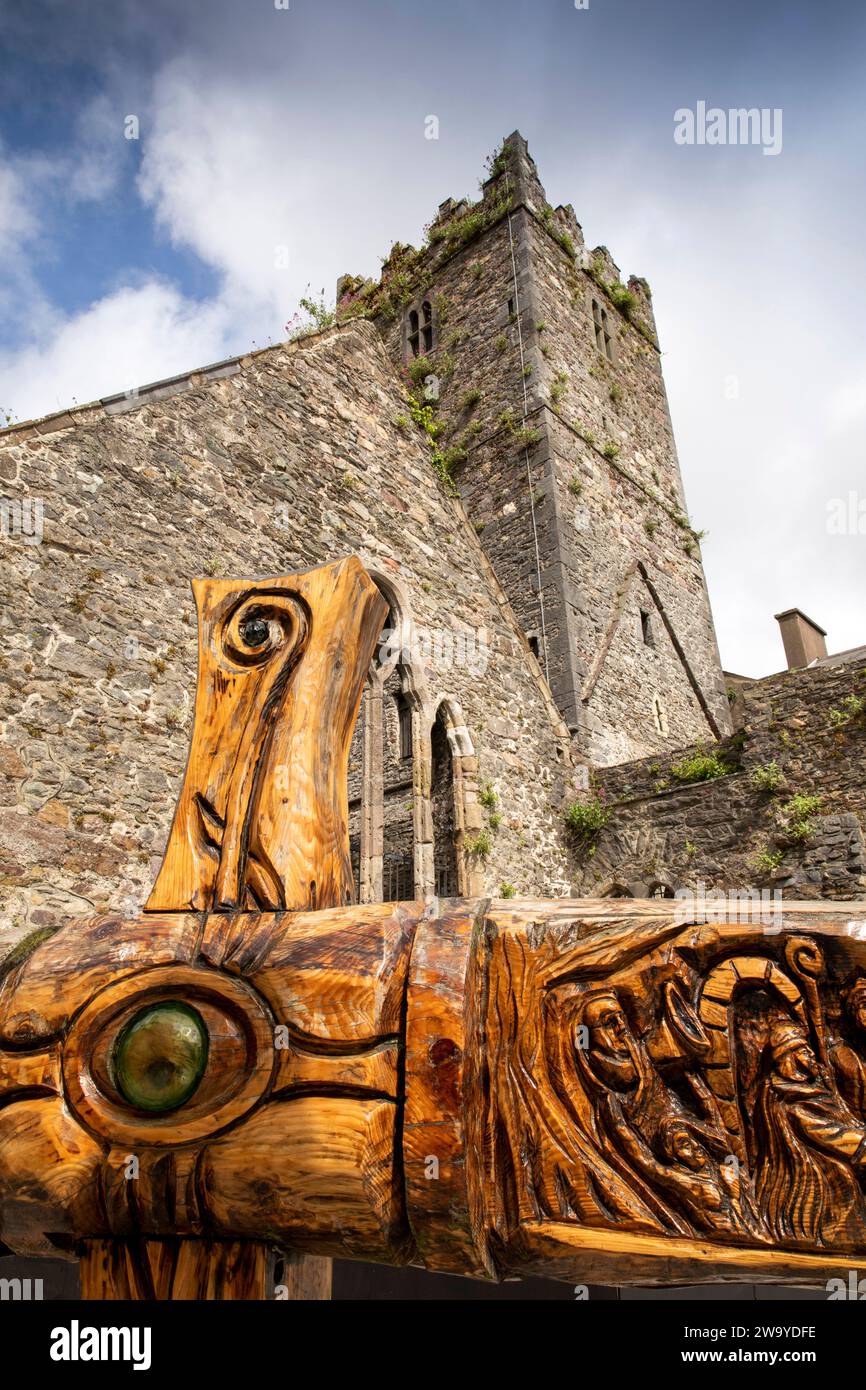 Ireland, Munster Waterford, Baileys New Street, carved tree trunk at ...