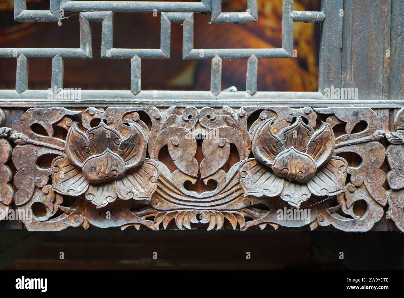 Cornice carvings. It has a flower shape and a metallic rust feel. Enshi ...