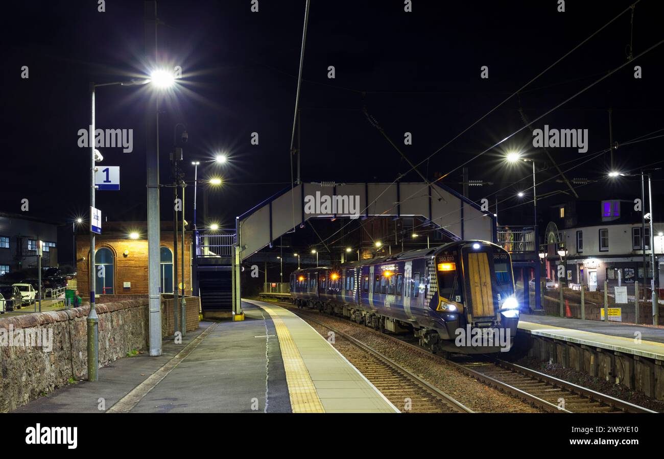 Scotland railways train stations hi-res stock photography and images ...