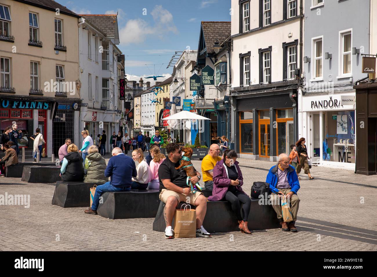 Shoppers resting in sunshine hi-res stock photography and images - Alamy