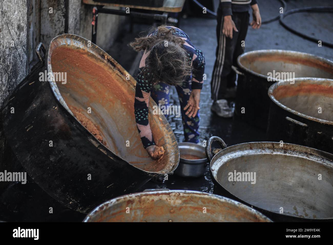 Rafah, Palestinian Territories. 31st Dec, 2023. A Palestinian child ...