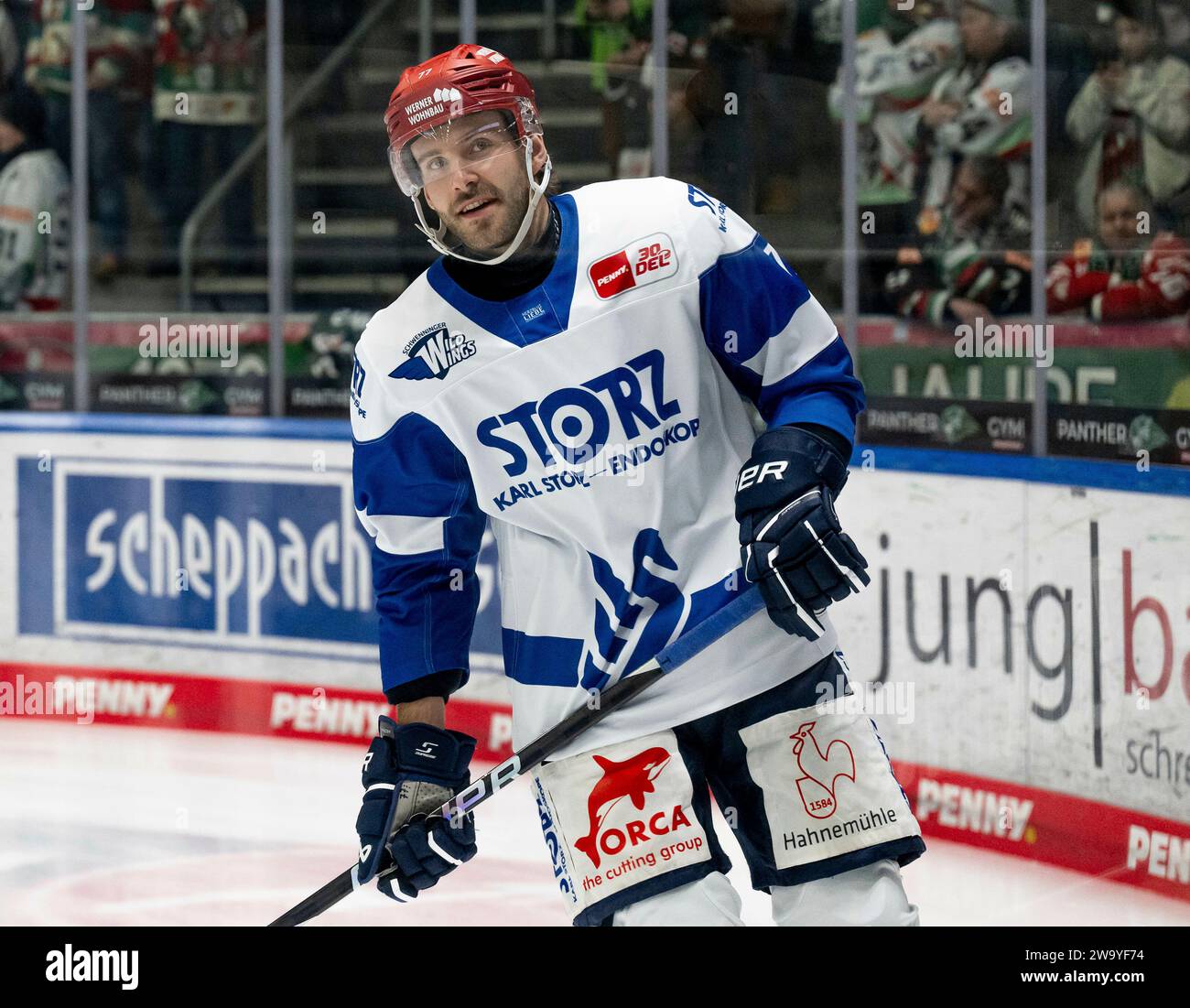 Daniel Pfaffengut (Schwenninger Wild Wings, #77) beim Warmup ...