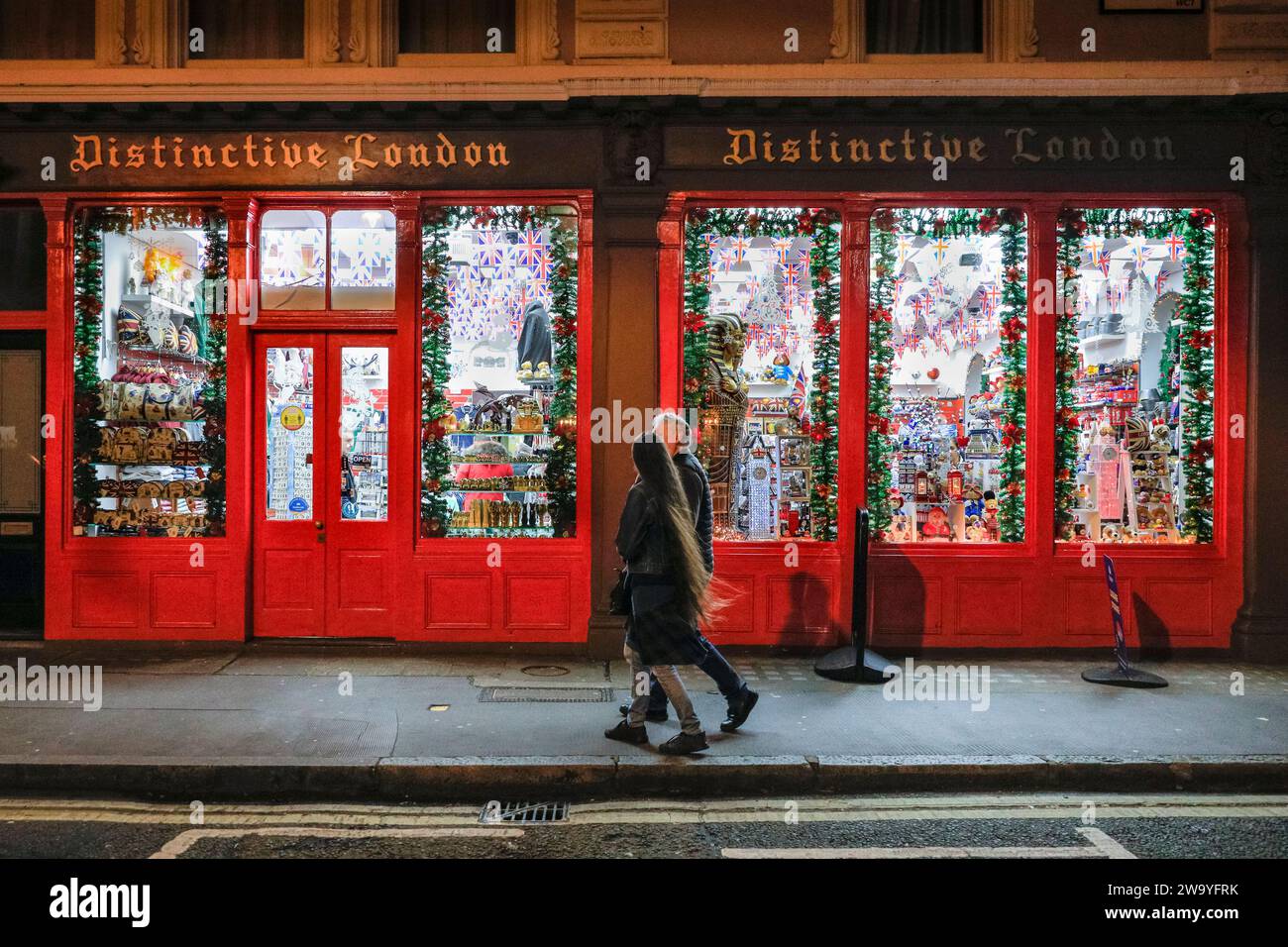 Old english shop front hi-res stock photography and images - Alamy