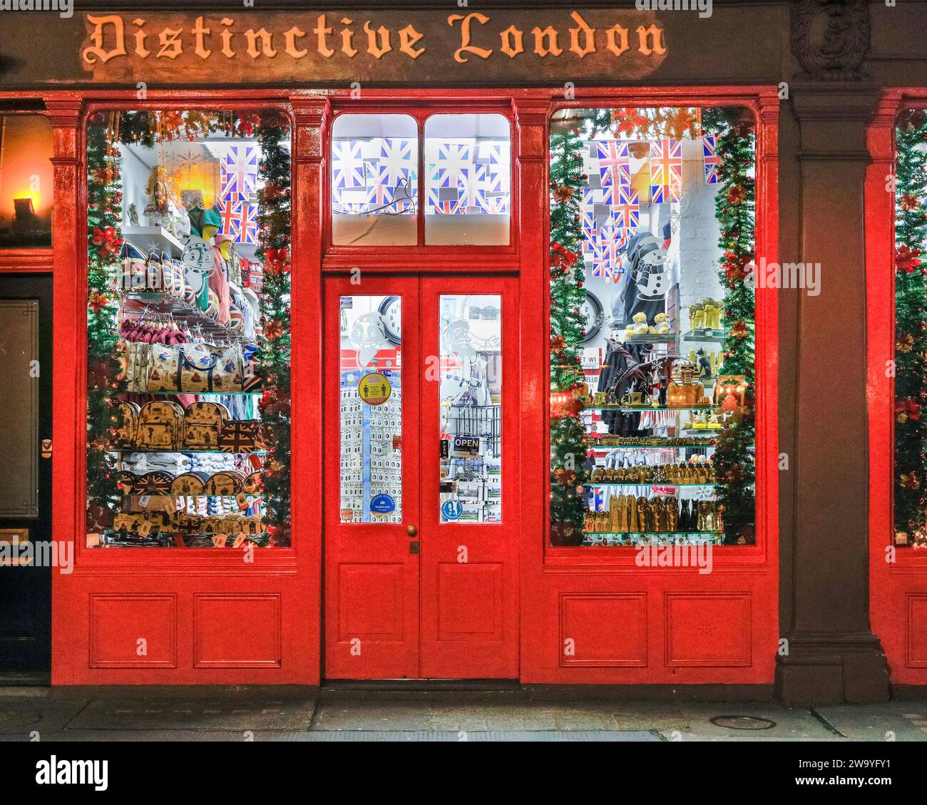 Typical English souvenir and tourist gift shop at Christmas, exterior ...