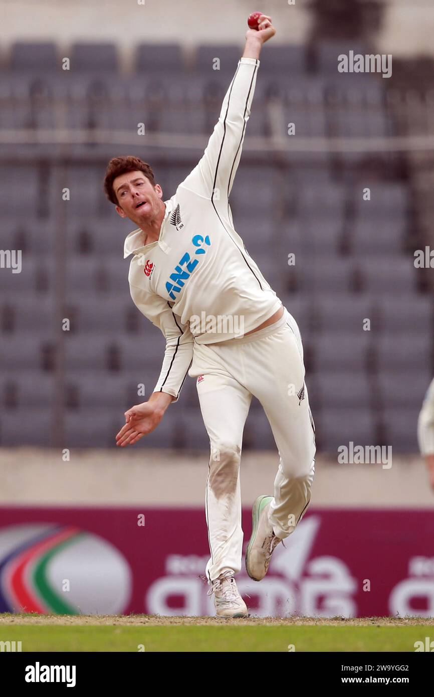 New Zealand bowler Santer bowl agaionst New Zealand in the 2nd Test at ...