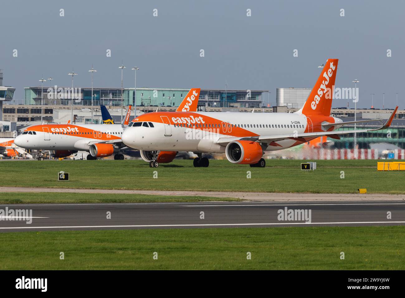 British EasyJet A320 Operations at Manchester International Airport ...