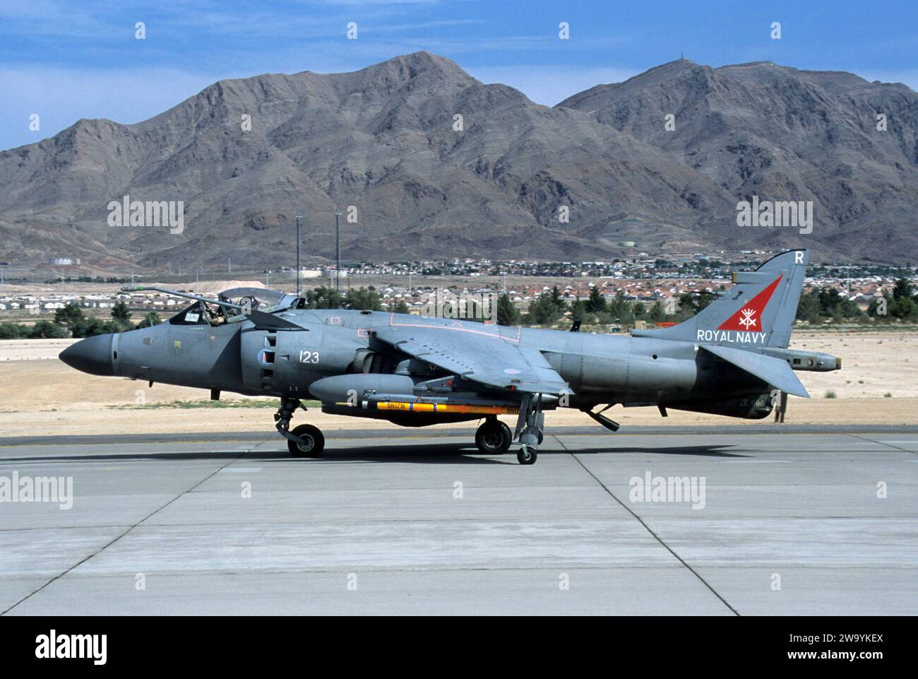 Ein Kampfflugzeug Senkrechtstarter der britischen Royal Navy vom Typ ...