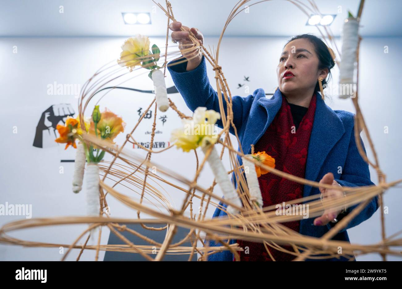 (231231) -- KUNMING, Dec. 31, 2023 (Xinhua) -- Yang Qiaoyan works at ...