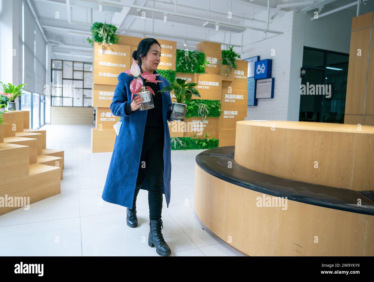 (231231) -- KUNMING, Dec. 31, 2023 (Xinhua) -- Yang Qiaoyan works at a ...