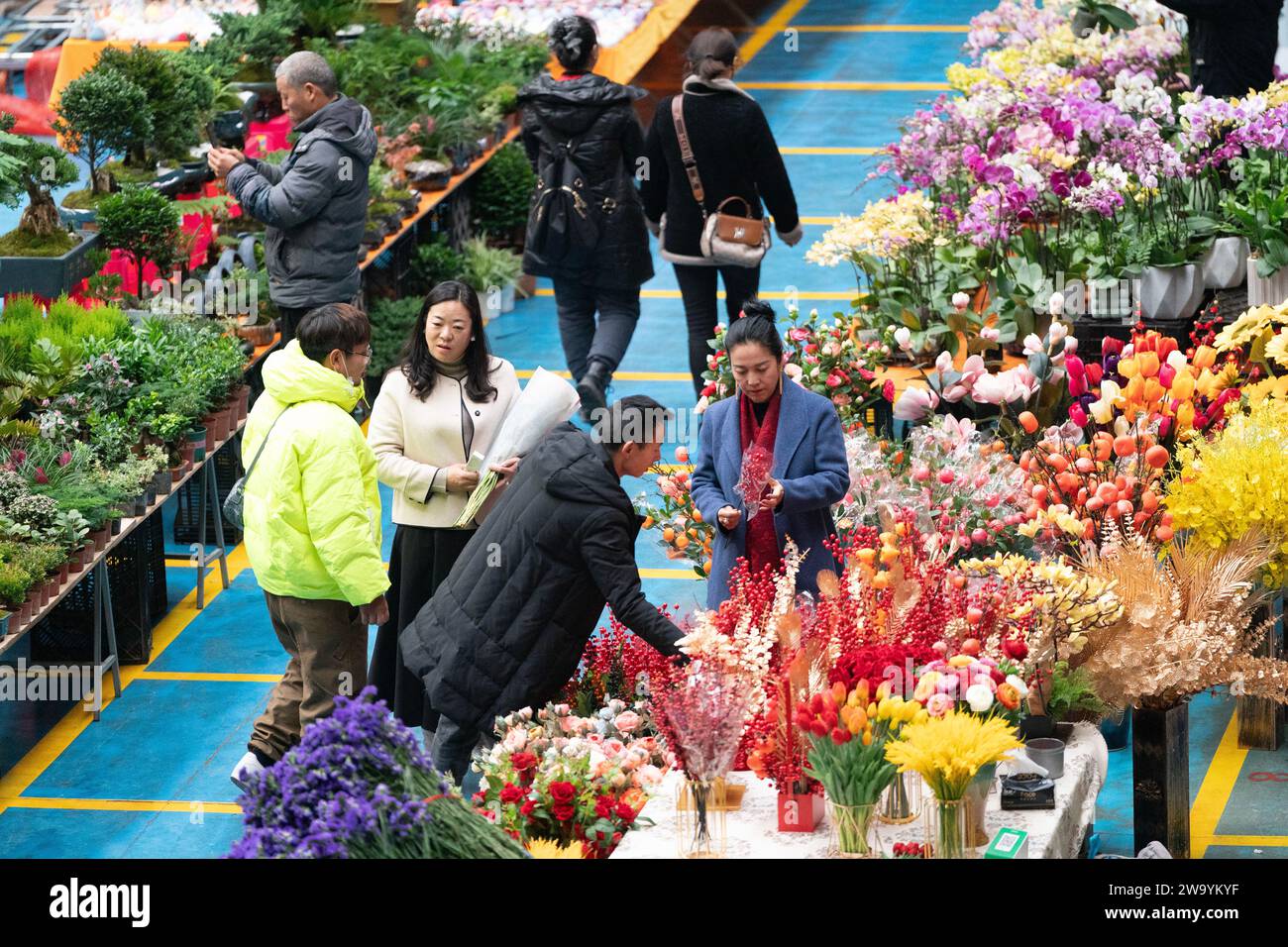 (231231) -- KUNMING, Dec. 31, 2023 (Xinhua) -- Yang Qiaoyan (1st R ...