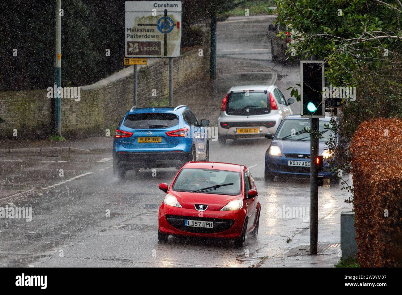 Chippenham, Wiltshire, UK, 31st Dec, 2023. Drivers are pictured braving ...