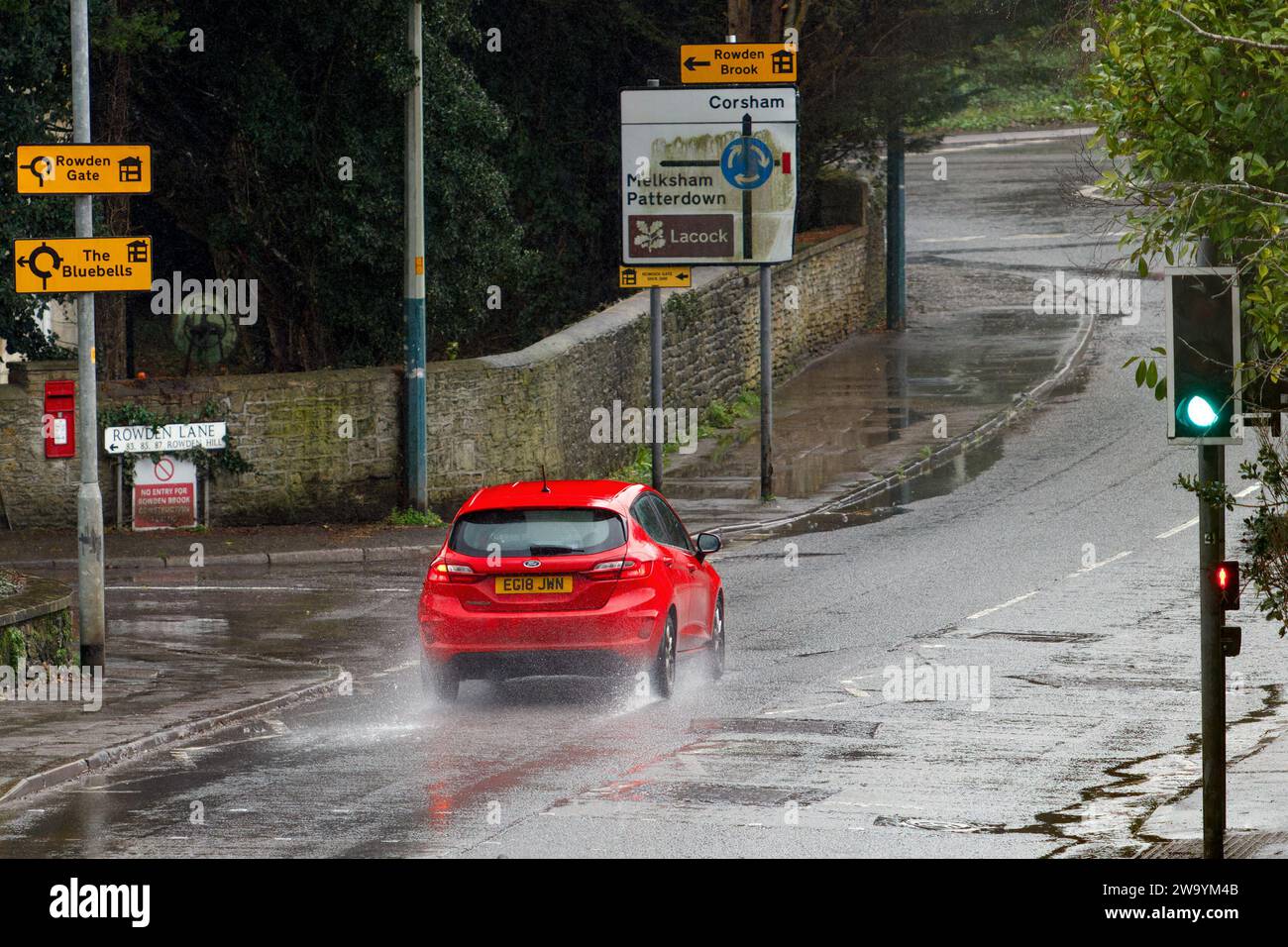 Chippenham, Wiltshire, UK, 31st Dec, 2023. Drivers are pictured braving ...