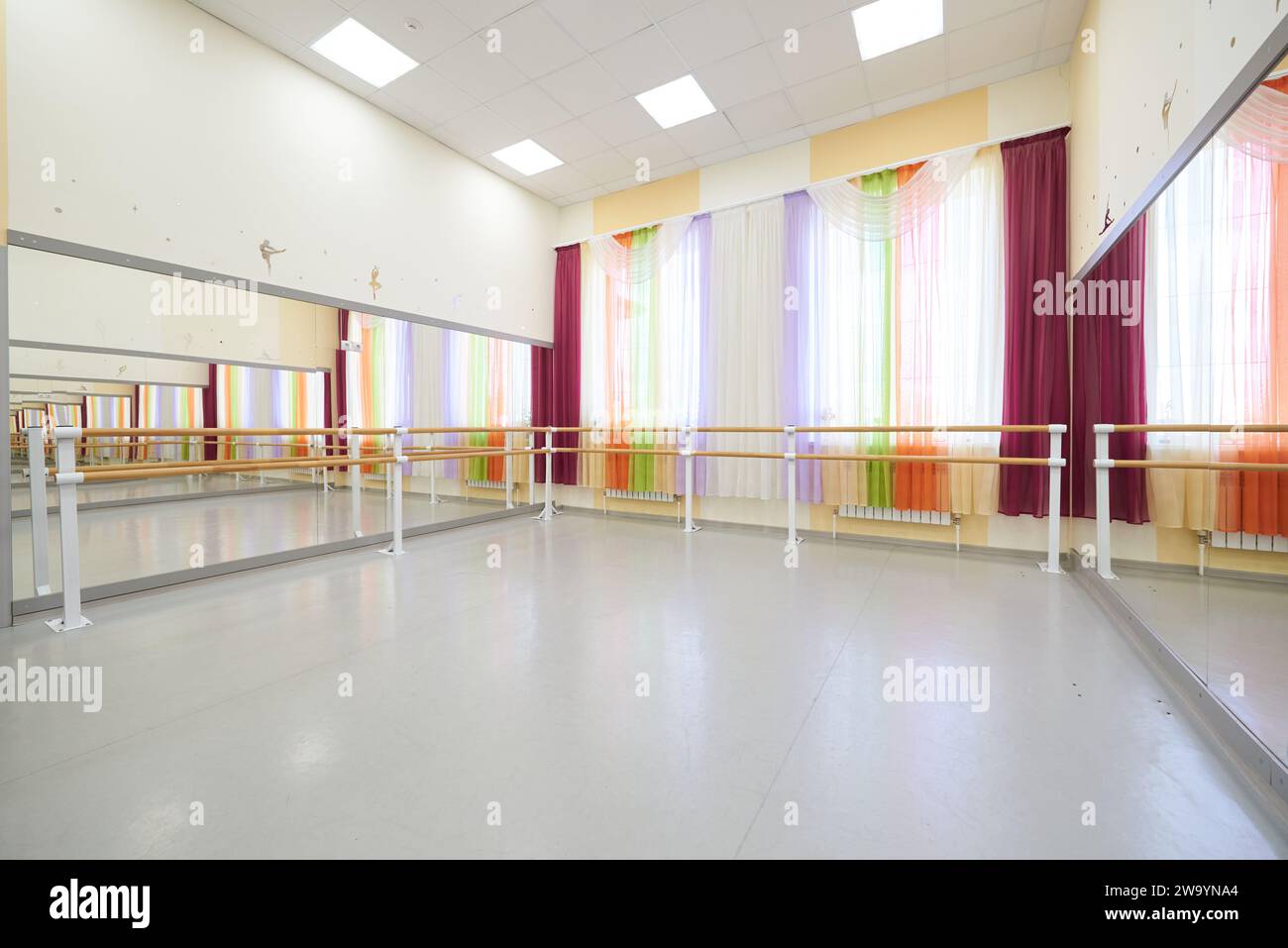 Choreography room with ballet barre and mirrors Stock Photo - Alamy