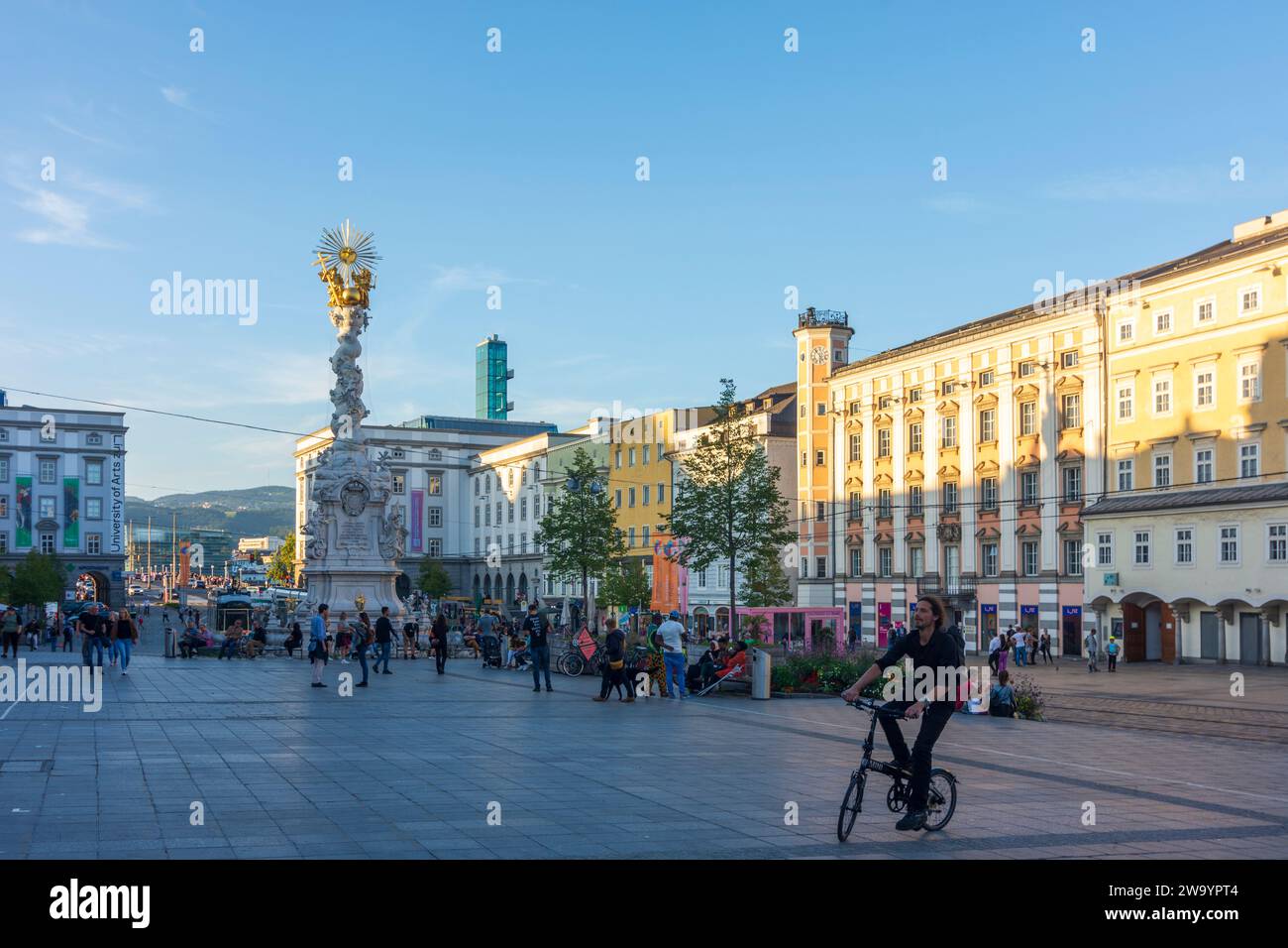 Linz: square Hauptplatz, Plague Column, bridgehead building today ...