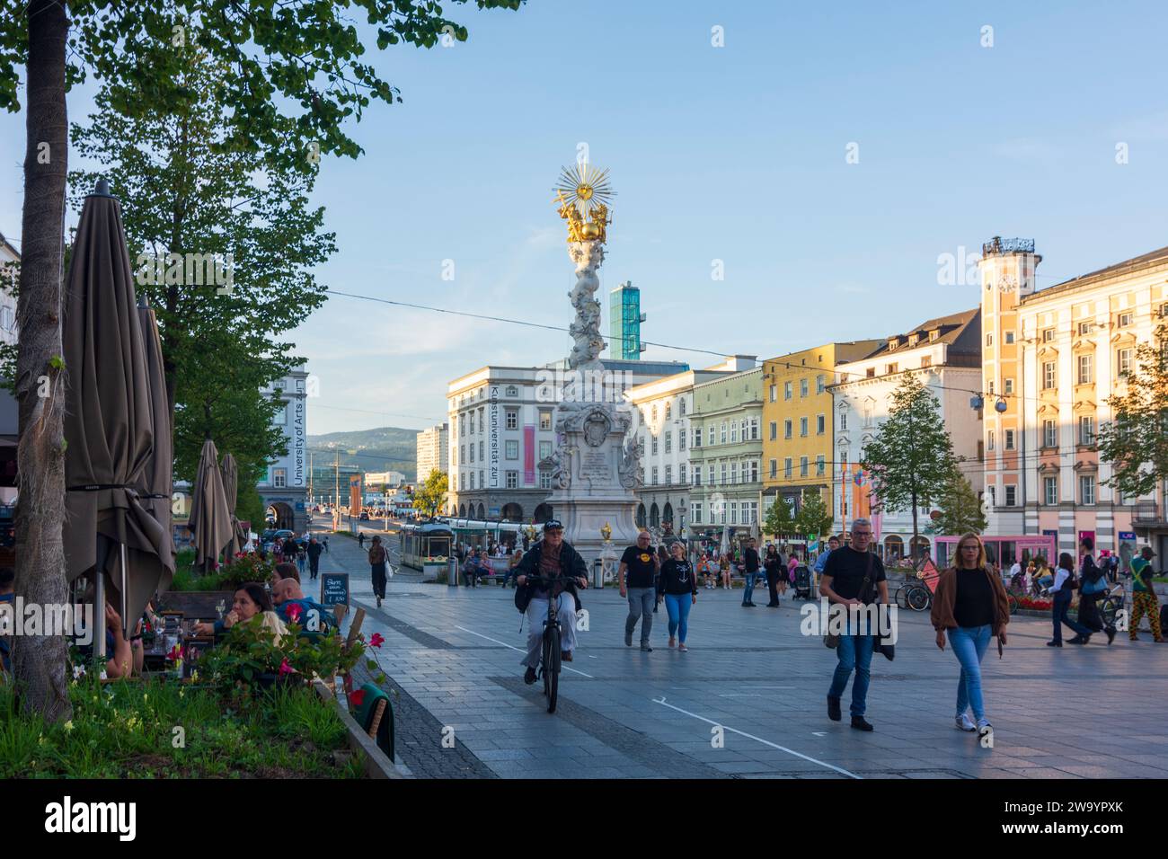 Linz: square Hauptplatz, Plague Column, bridgehead building today Kunstuniversität Linz or ...