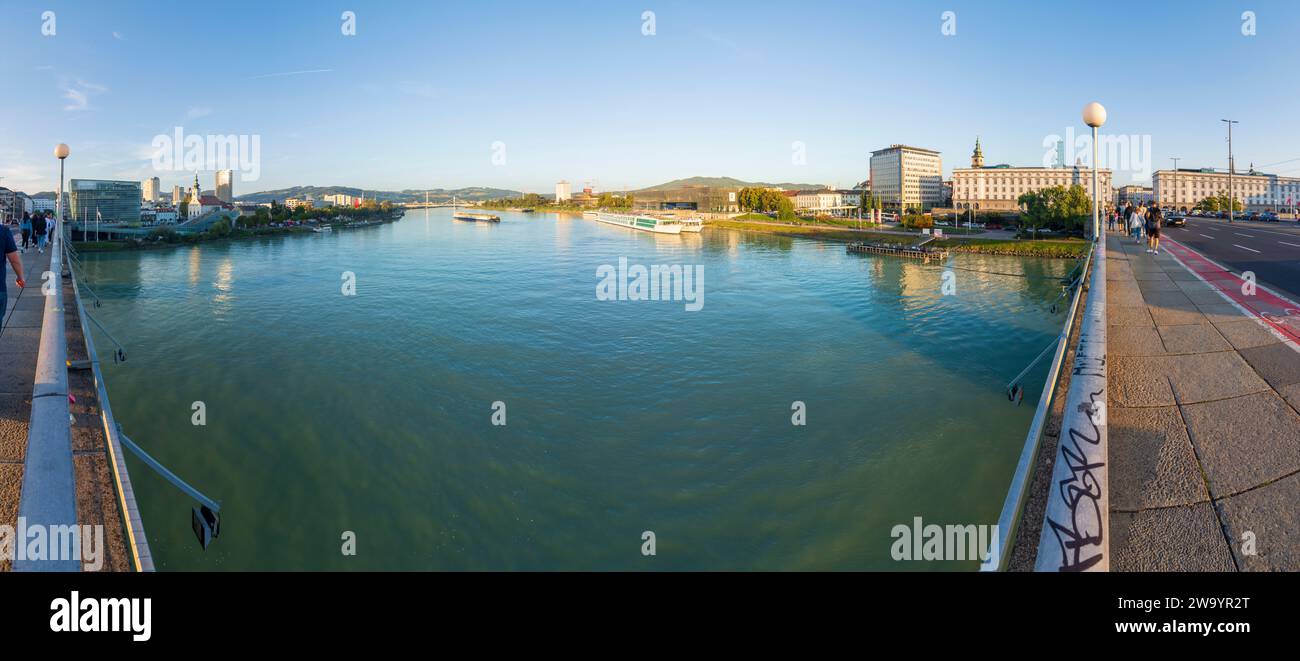 Linz: river Donau (Danube), district Urfahr (left), cruise ships ...