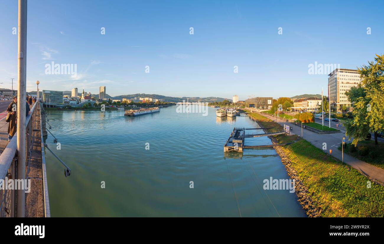 Linz: river Donau (Danube), district Urfahr (left), cruise ships ...