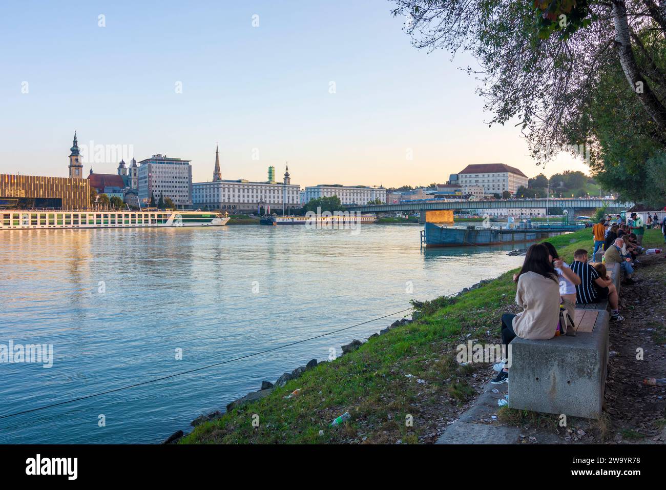 Linz: river Donau (Danube), cruise ships, Old Town, Lentos Art Museum ...