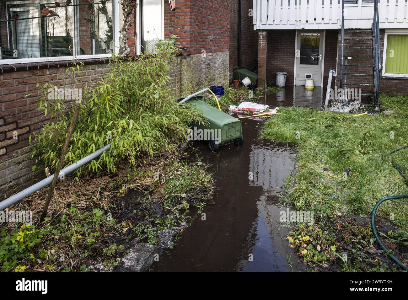 VOLENDAM - The quay was flooded due to the high water level in the ...