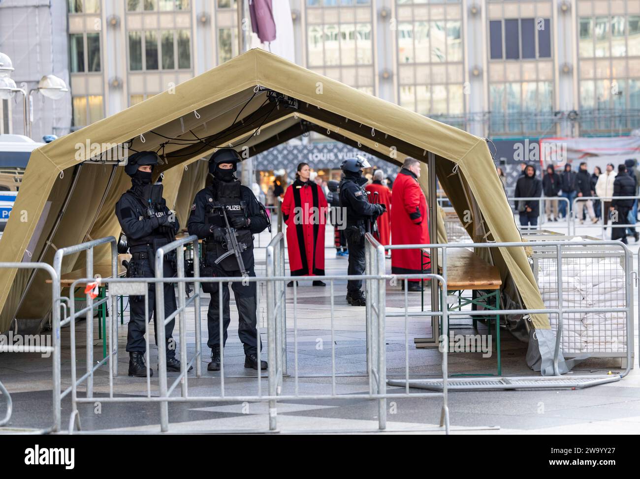 Cologne, Germany. 31st Dec, 2023. Before the end-of-year pontifical ...