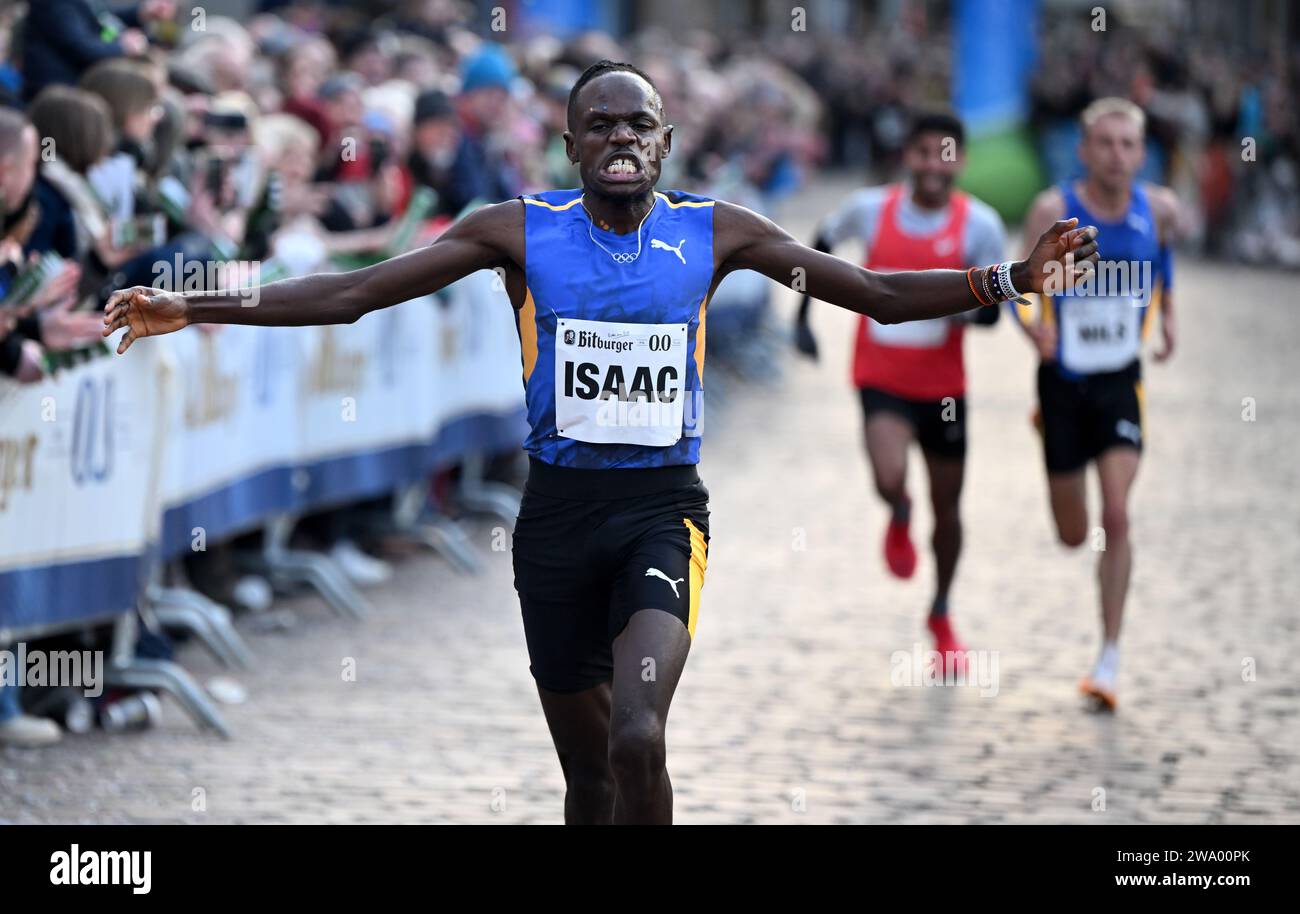 Trier, Germany. 31st Dec, 2023. At the New Year's Eve run in Trier ...