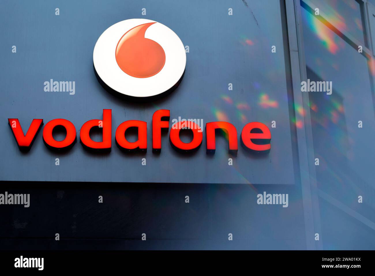 Im Bild ein Vodafone-Logo an einem Fachgeschäft in Köln. Themenbild ...
