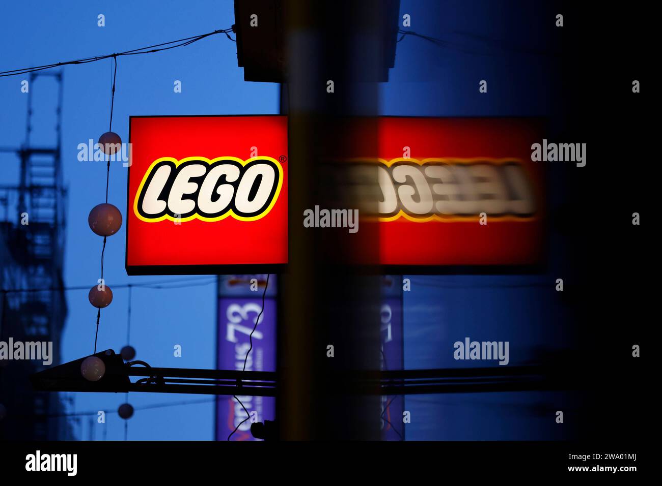 Das Logo des Klemmbaustein-Herstellers Lego an einem Lego-Store in der ...