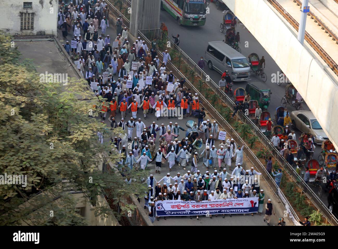 Dhaka, Wari, Bangladesh. 31st Dec, 2023. Islami Andolan Bangladesh (IAB) party members and ...