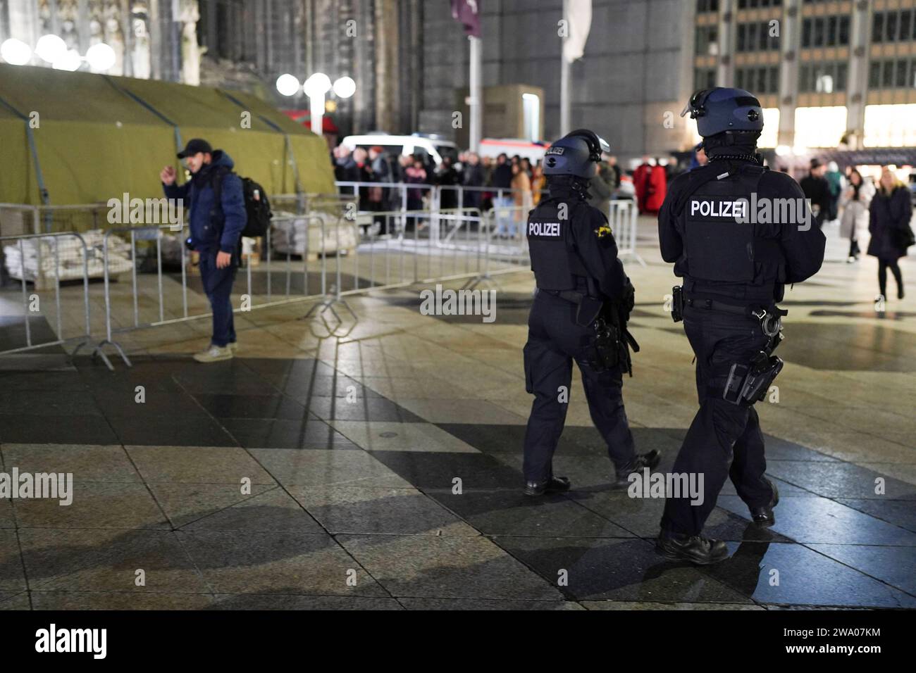 Einsatzkraefte und Polizeit am Koelner Dom Schwer bewaffnete Polizisten ...