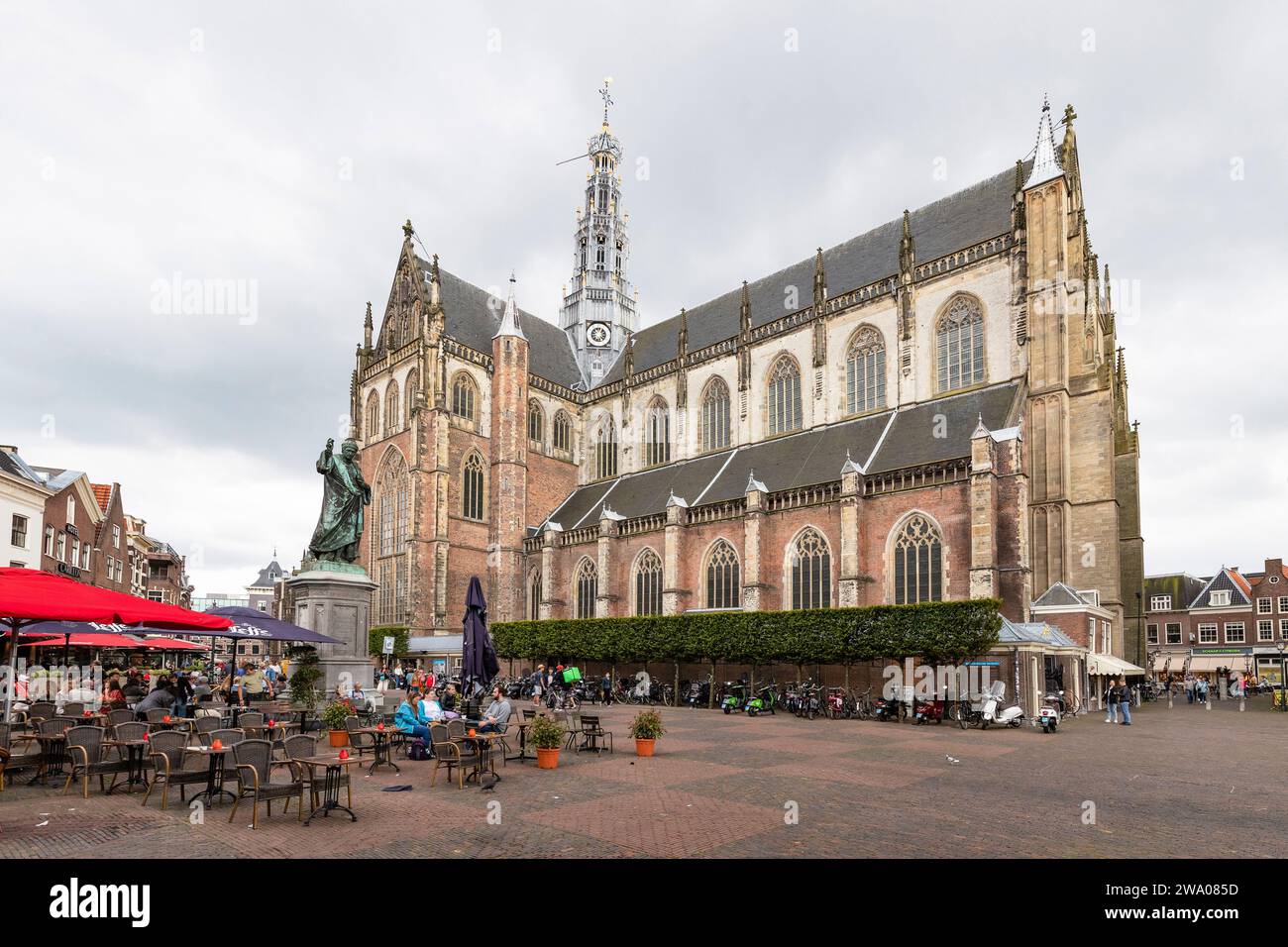 The grote markt and grote kerk haarlem hi-res stock photography and ...