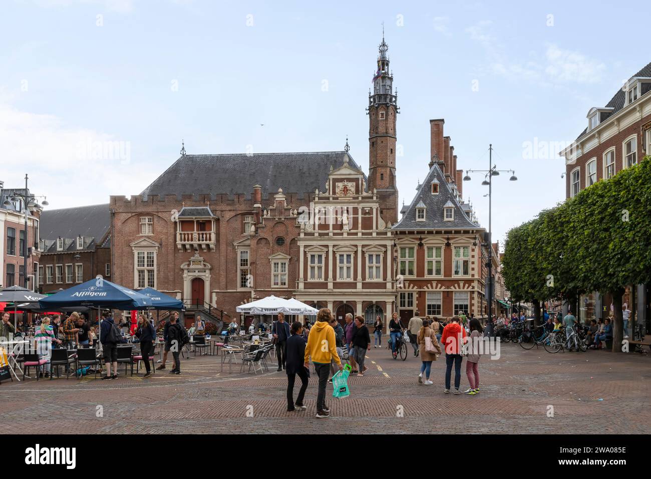 Haarlem grote markt netherlands holland town city hall hi-res stock ...