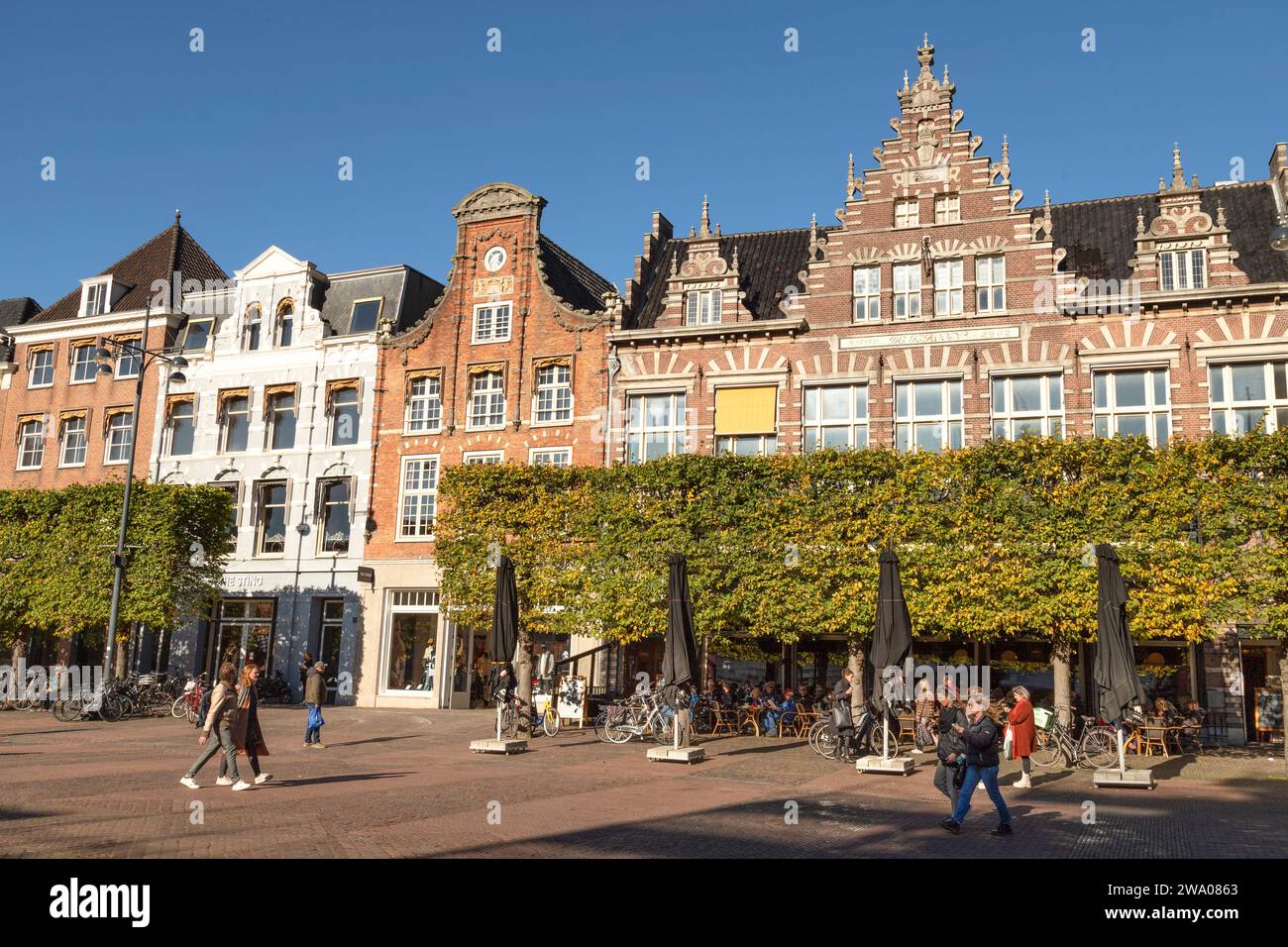 Old beautiful houses on the main square in the center of Haarlem Stock ...