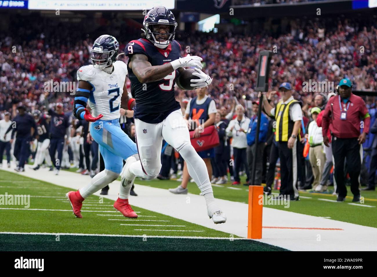 Houston Texans tight end Brevin Jordan (9) runs into the end zone for a ...