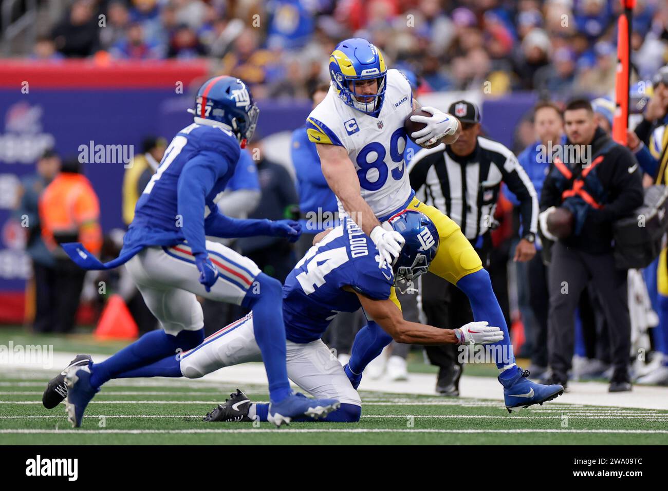 Los Angeles Rams tight end Tyler Higbee (89) runs the ball against New ...