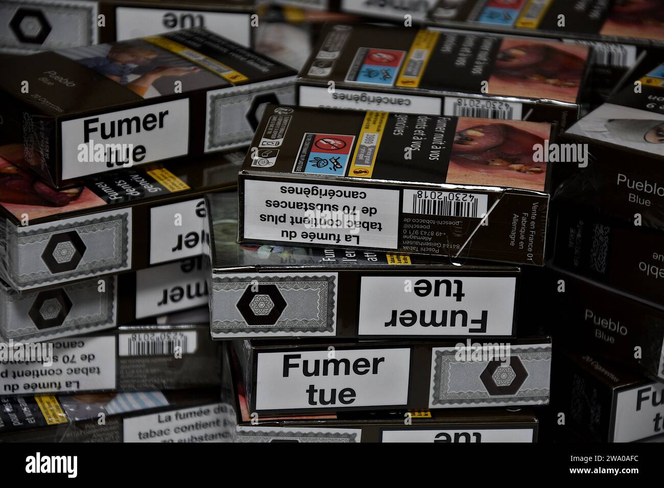 Packet of cigars hi-res stock photography and images - Alamy