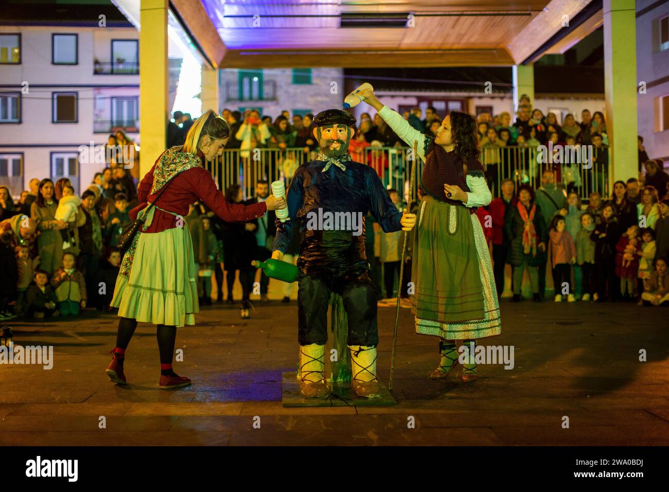 Ermua, Vizcaya, Spain. 31st Dec, 2023. The members of the Txindurri ...
