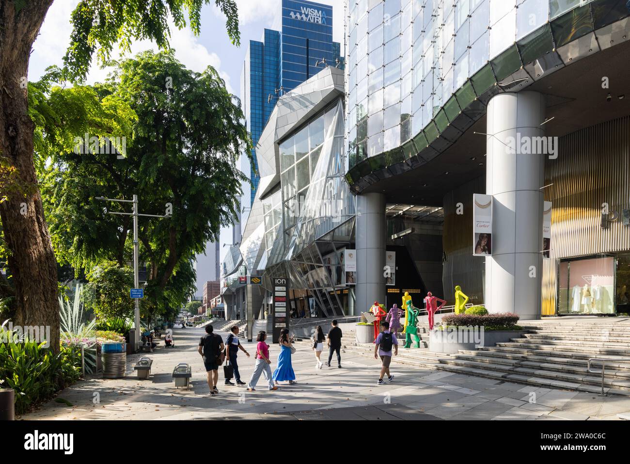 Luxury shopping street view hi-res stock photography and images - Alamy