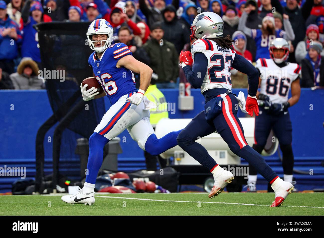 Buffalo Bills tight end Dalton Kincaid (86) runs after a catch with New ...