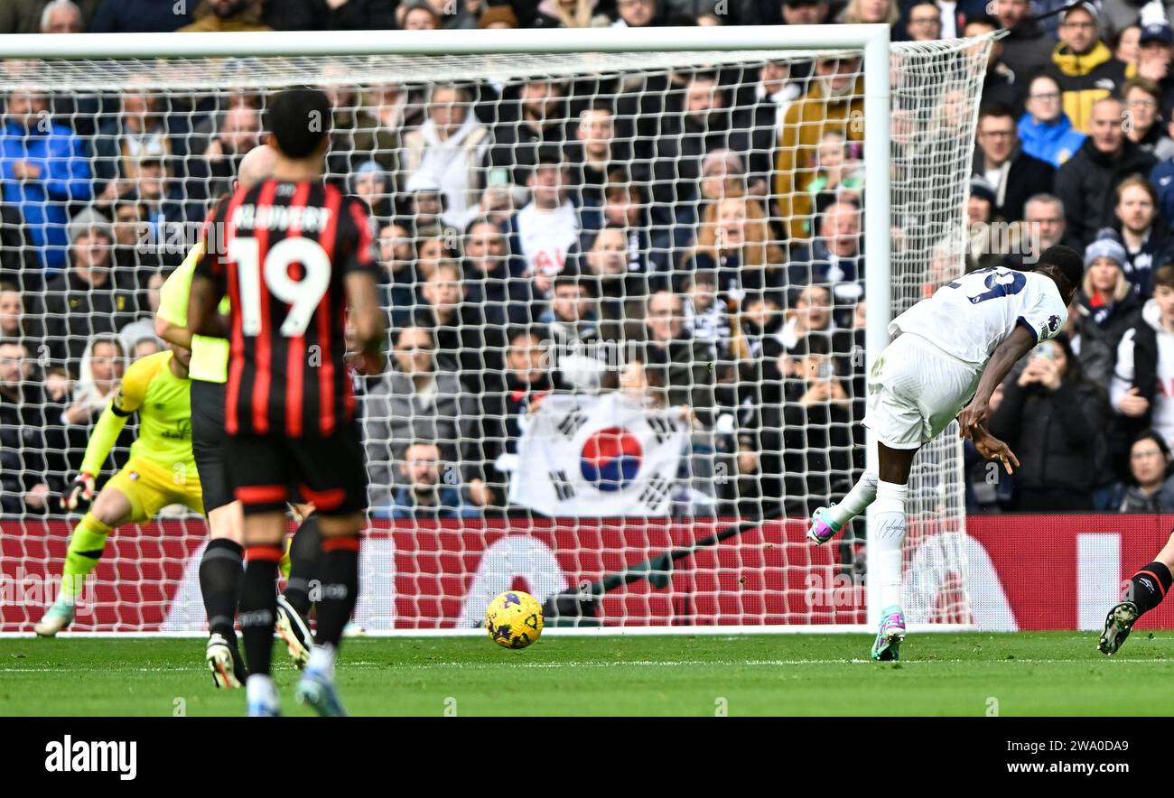 London, UK. 31st Dec, 2023. GOAL. Pape Matar Sarr (Tottenham, right ...