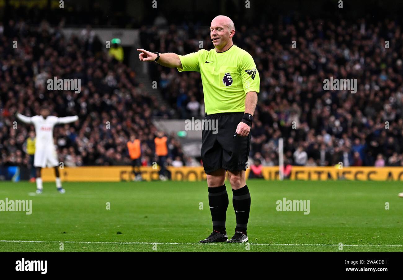 London, UK. 31st Dec, 2023. Simon Hooper (Referee) points during the ...